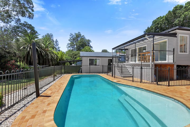 Modern Poolside Living With Space To Unwind - Muswellbrook