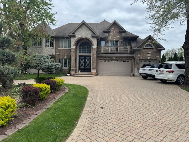 Luxury 5 Br Family Getaway-heated Pool, Hot Tub - Schaumburg