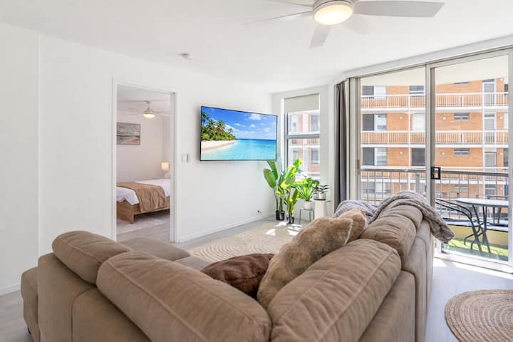 Modern 2br Apt • Parking • Pool • Prime Location - Gold Coast