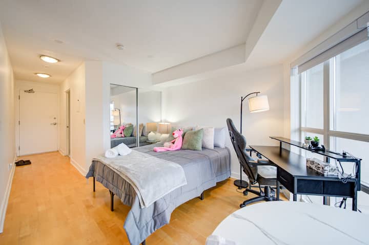 Studio With Free Parking, Higher Floor In Downtown - Toronto