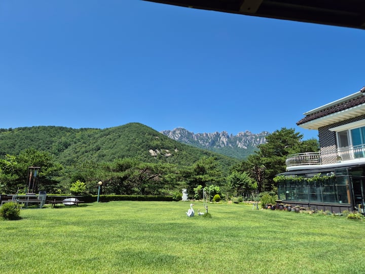 살구네집 속초 · 설악산 울산바위뷰 독채 별장 · 잔디마당 Bbq - Sokcho-si