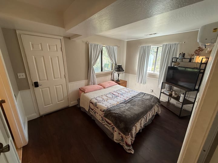 Quirky, Private Entrance, Walk To Downtown - Placerville, CA