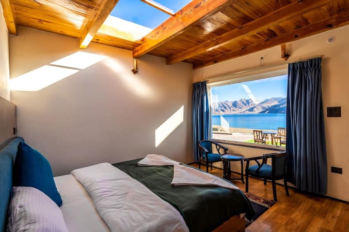 Elevated Hut W/ Lake Views & Meals, Ladakh - Pangong Tso