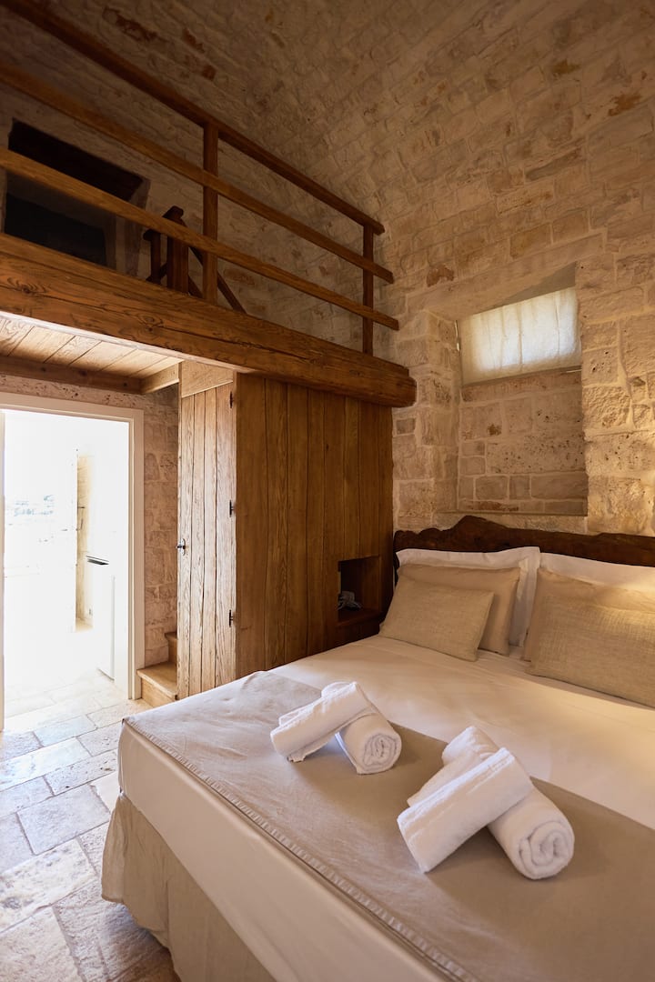 Excursio, Trullo In Pietra Essenziale E Curato - Alberobello