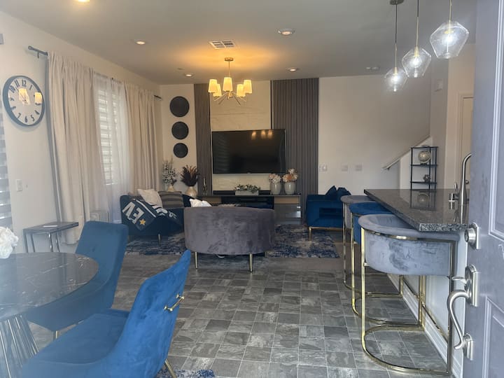 Family Stay W/ Free Parking +Wifi | Quiet & Clean. - Fontana, CA