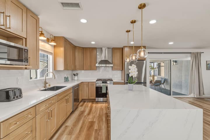 Newly Renovated Pool Retreat Near Disney & Knott's - 부에나 파크