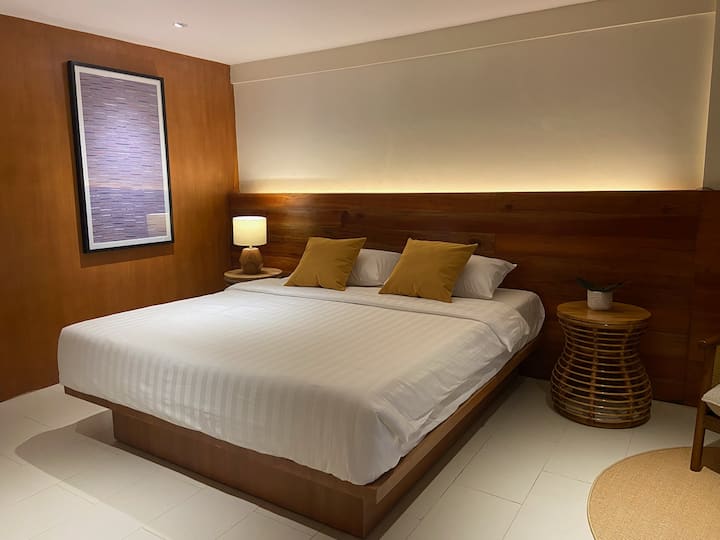 Premier King Room | Spacious | Pool & Beach Access - San Remigio