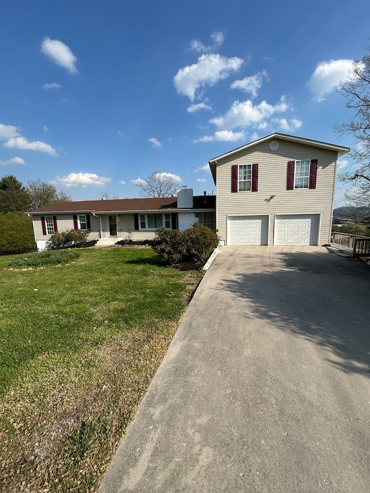 Cozy And Comfortable Home Close To Everything ! - Knoxville, TN