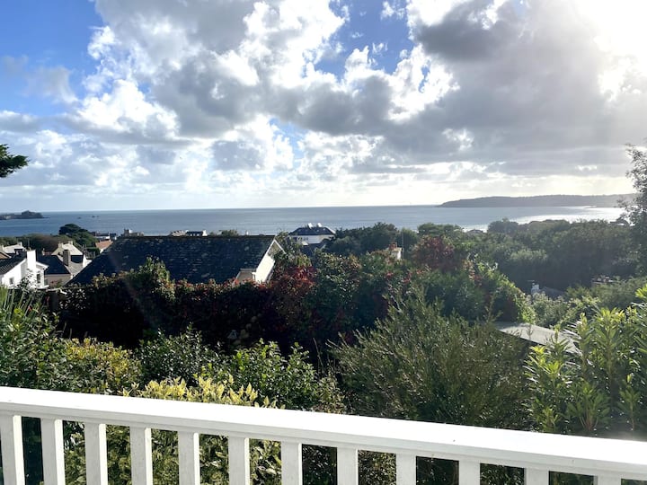 A Modern Apartment With Fantastic Sea Views - Jersey