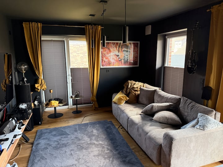 Black & Gold Art Room - Leer