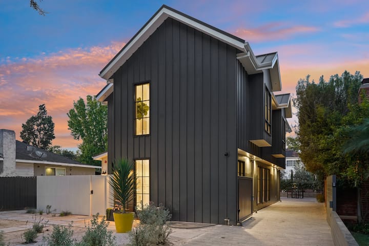 Luxury New Build W/ Theater, Pool Table And Patio - Inglewood, CA