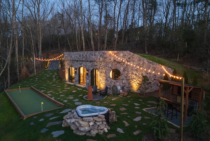 One-of-a-kind Cave Retreat | Mtn Views & Hot Tub - États-Unis