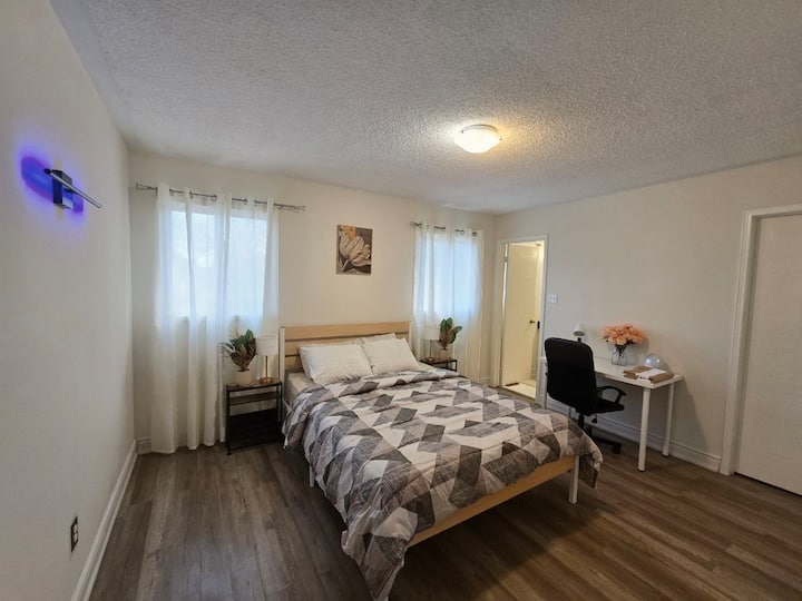 Quiet Private Home Near University Parking & Wi-fi - Oshawa