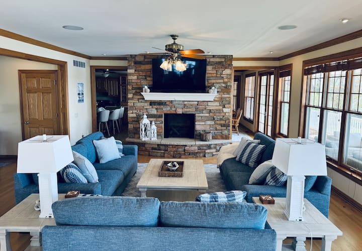 Expansive Luxury At The Waterfront On Green Lake - Green Lake, WI