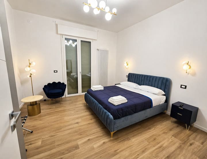 Central Chic Apartment - Imola