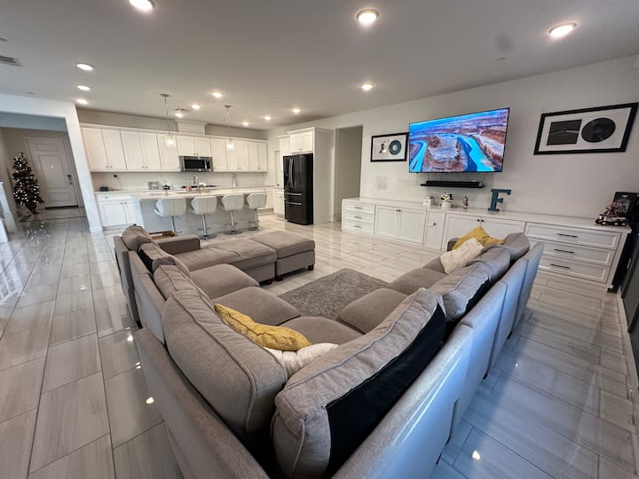 Stylish And Spacious Home - Beaumont, CA