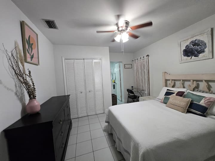 Cozy Retreat Near Mia * Fast Airport Access - Miami, FL