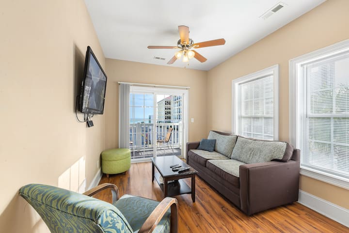 Beach View Loft, Pets Allowed - Myrtle Beach, SC