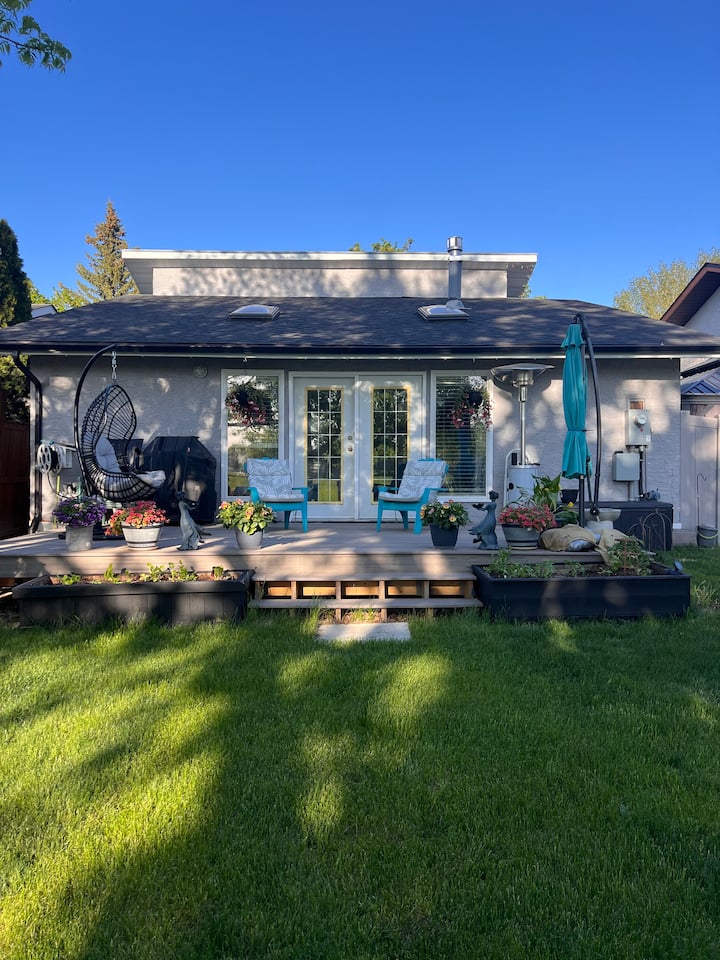 Peaceful, Bright, Residential Home Away From Home - Regina