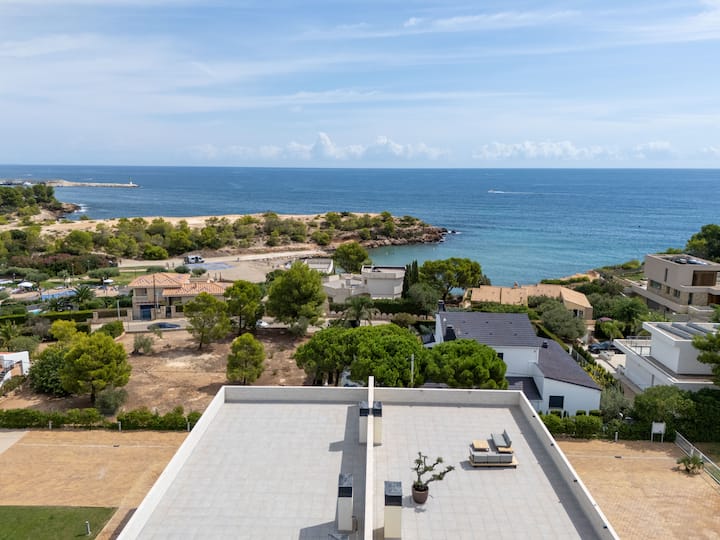 Sea View Terrace • 4br• Parking • Walk To Beach - Costa Dorada, España