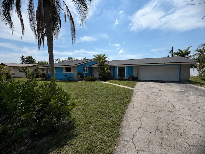 Cozy Blue House  3br/2ba  Great Location - Fort Myers, FL
