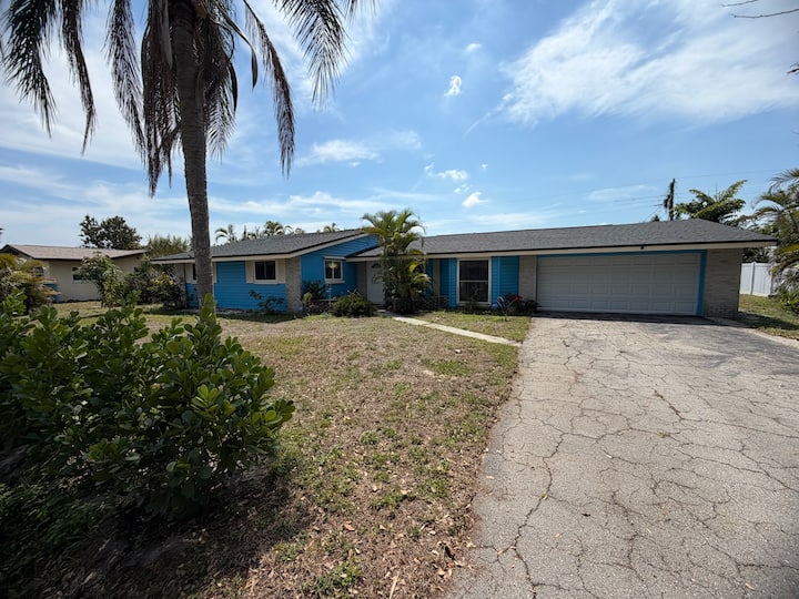 Cozy Blue House 3br/2ba Great Location - Fort Myers