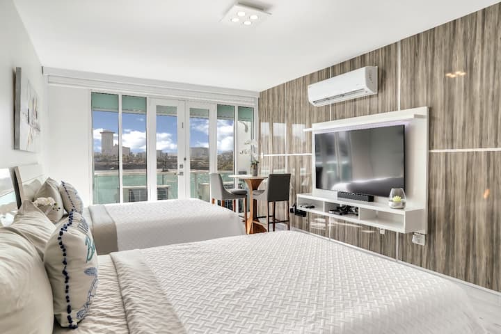 Modern Lagoonfront Balcony Views + Walk To Beach - San Juan, Puerto Rico