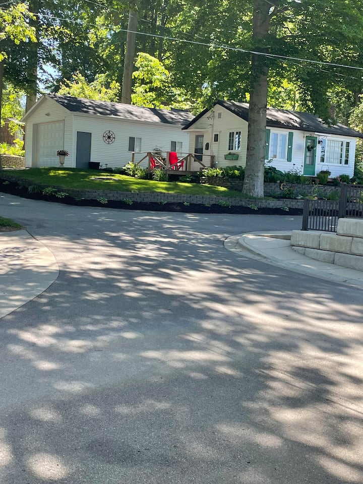Sunglo Sunset Bungalow~across From Lincoln Lake! - Greenville, MI
