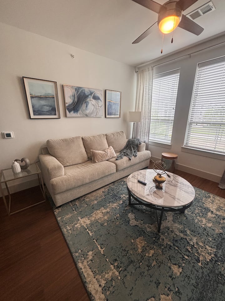 The Suites Ll - Luxury Getaway: Gym, Pool & More - Katy, TX