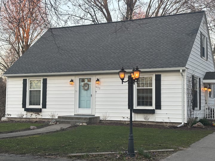 Tulip Time: Home On Tulip Lane – 1 Mi. To Downtown - 霍蘭