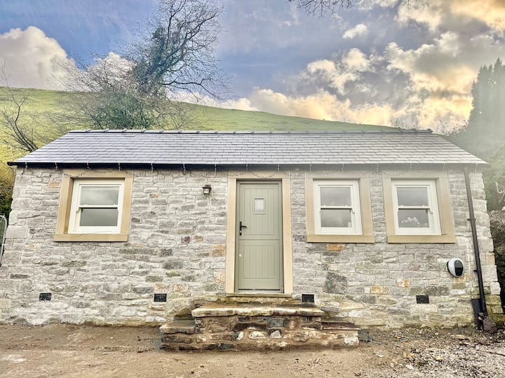 Cosy Castleton Cottage - Valley Views, Log Burner - Castleton