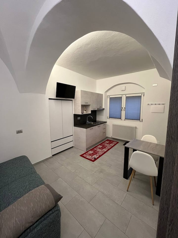 Ca'macolino. Centro Chiavenna: Monolocale Completo - Chiavenna