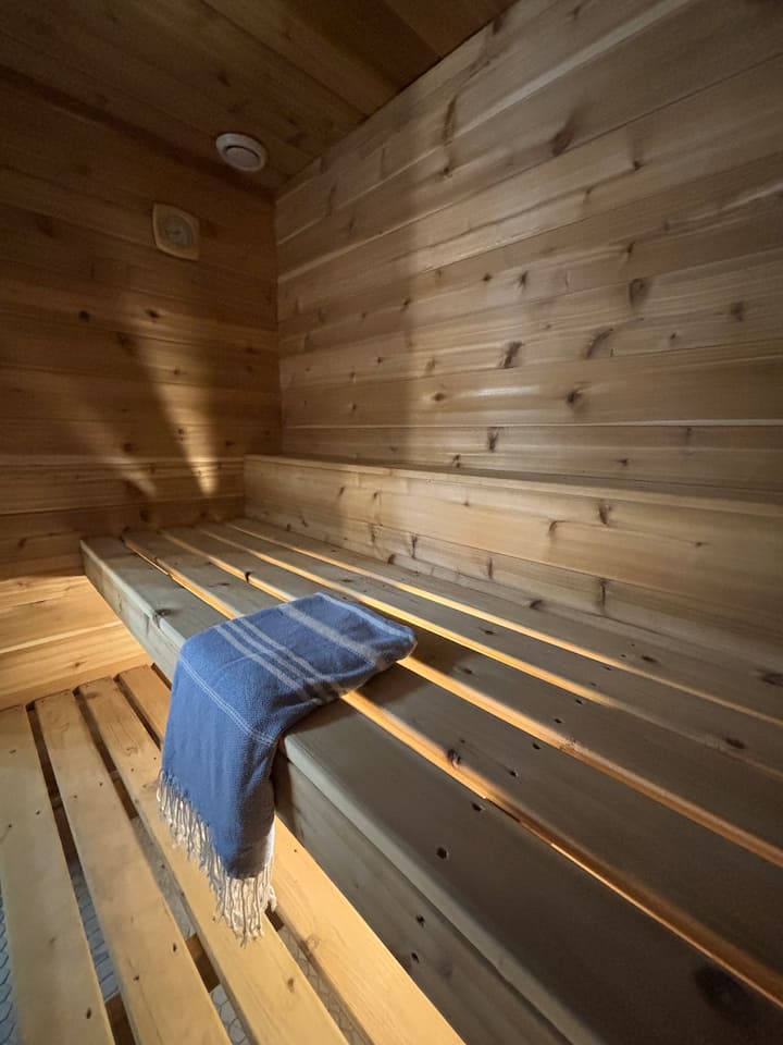 Cozy Lower Level Suite W/ Sauna + Kitchen - Lacombe