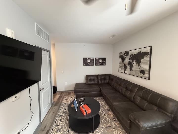 Fast Lane Flat: Walk To Track, Dining & Parking - Crows Nest, IN