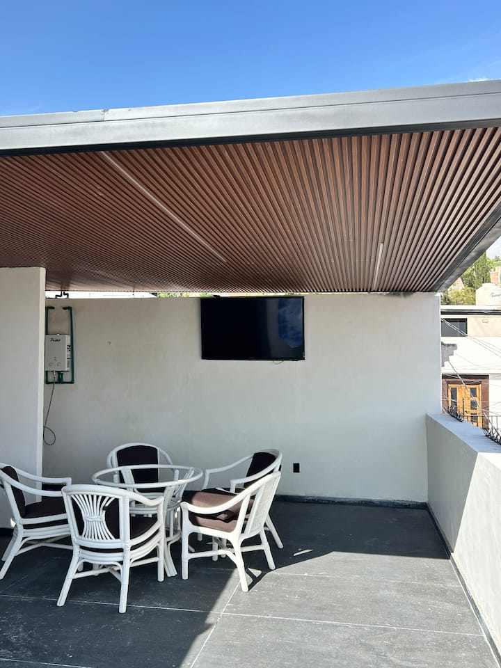 Casa Con Cochera Y Terraza En Centro Histórico Zac - Zacatecas