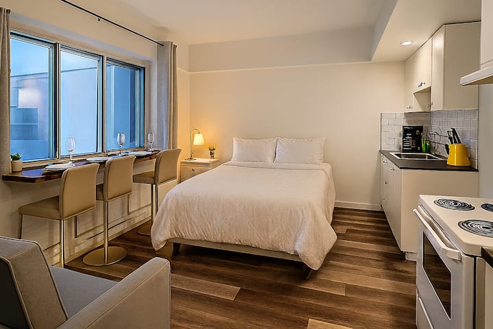 Stylish Apartment • Metro Across • Prime Location - Montreal