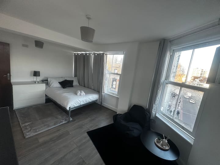 Stylish Top-floor Studio | Bright & Airy - London