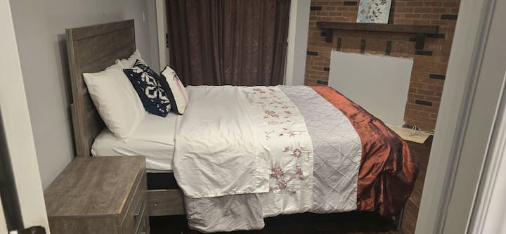 Gorgeous_1bedroom02_ajax_deck_backyard - Ajax