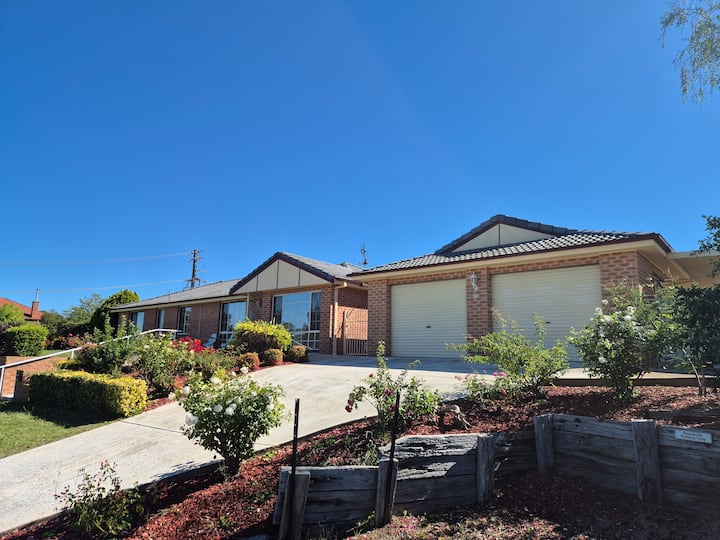 Beautifully Luxurious, Spacious House, Track Views - Bathurst