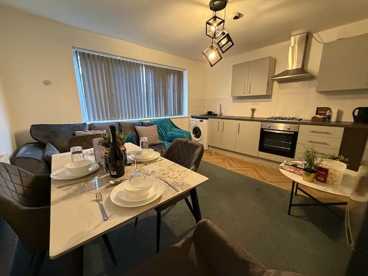 Tudors Modern 2 Bedroom Apartment | Close To City - Aston - Birmingham 
