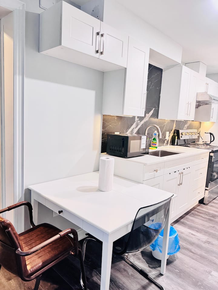 Bright And Renovated Private Studio Next To Rem - Dorval