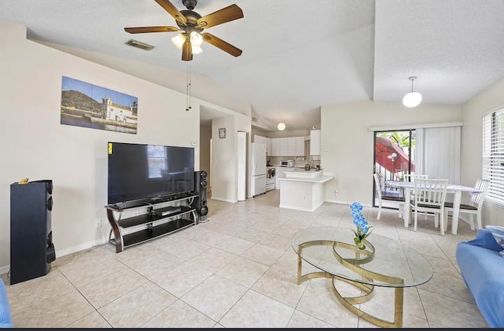 Lakeview 2br Retreat With Pool & Full Amenities - Fort Pierce, FL