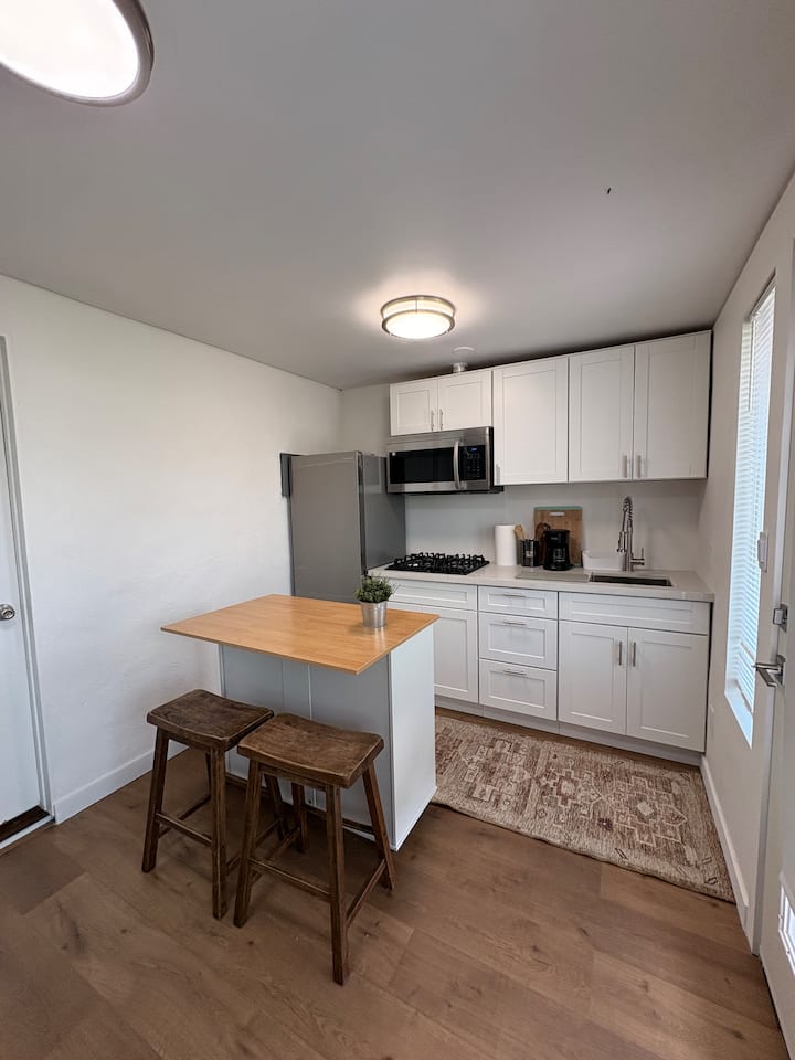 Guest Suite With Own Kitchen. - Los Angeles, CA
