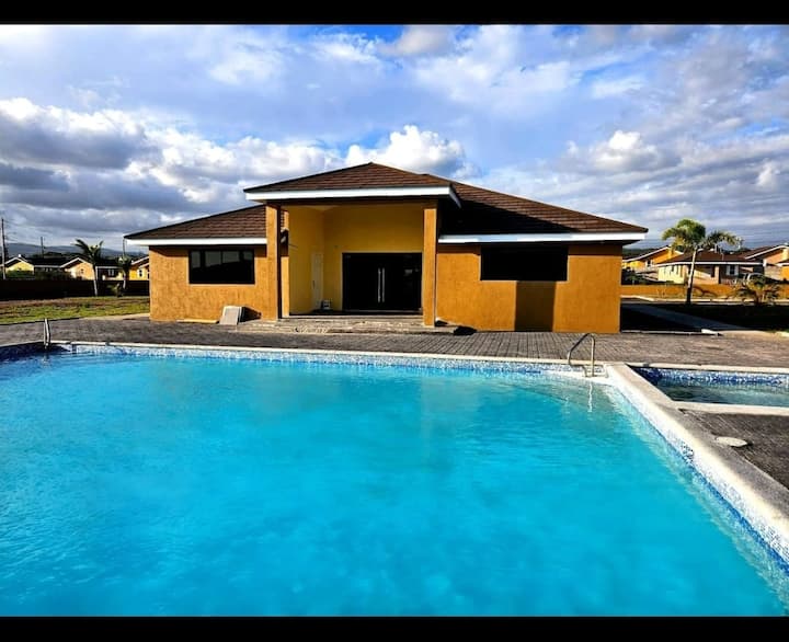 Colbeck Gated Home With Pool - 牙買加
