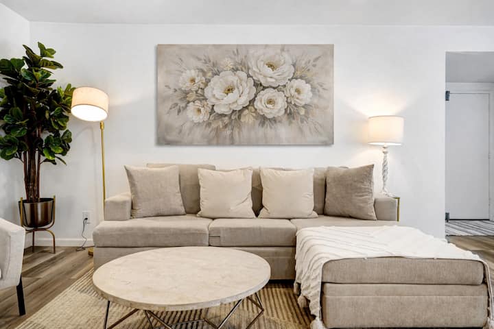 Spacious 3br/2ba In Beverly Hills | Free Parking - Beverly Hills, CA