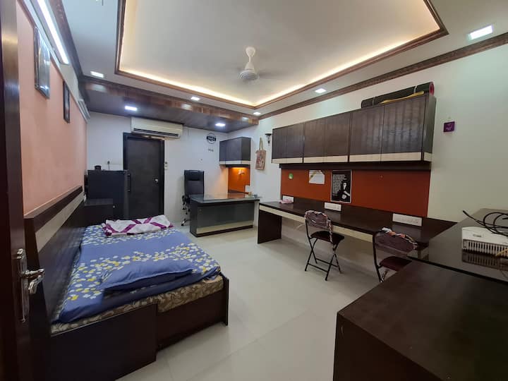 Awesome Studio Apartment At Juhu Circle - Mumbai