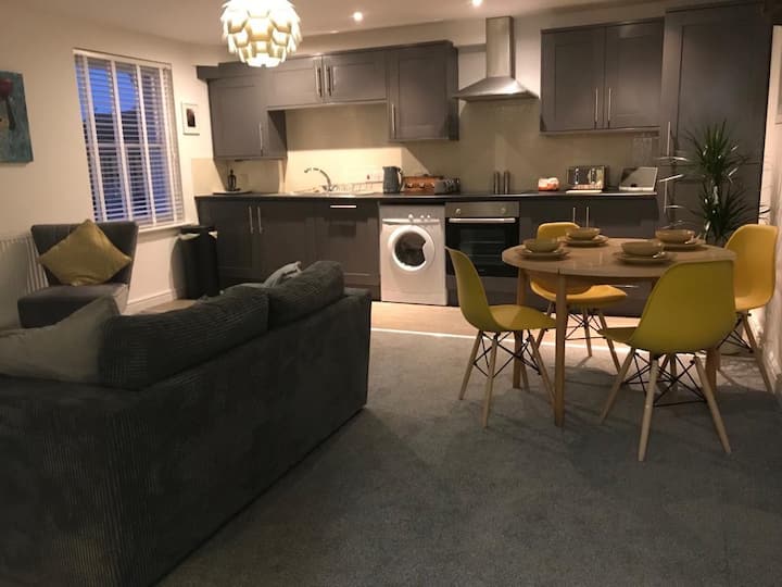 Lovely Two Bed Apartment. Close To The Beach. - Deal