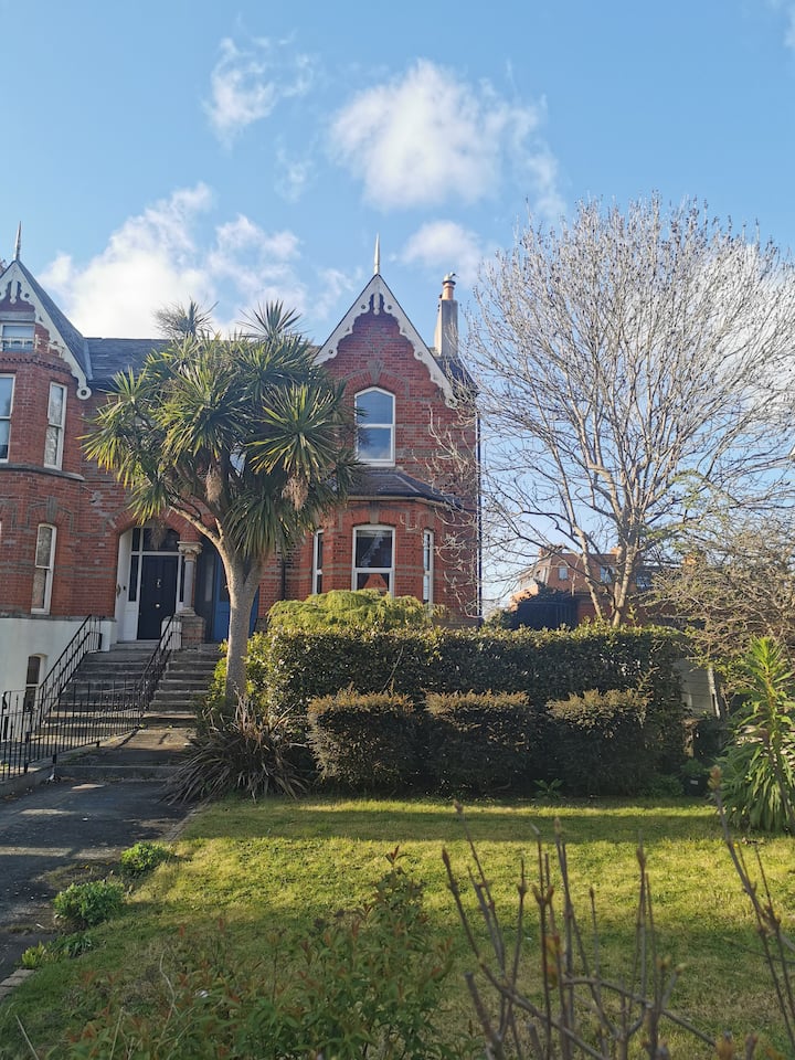Location Location! 
Apt In Red Brick Hse. Leafy D6 - Dún Laoghaire