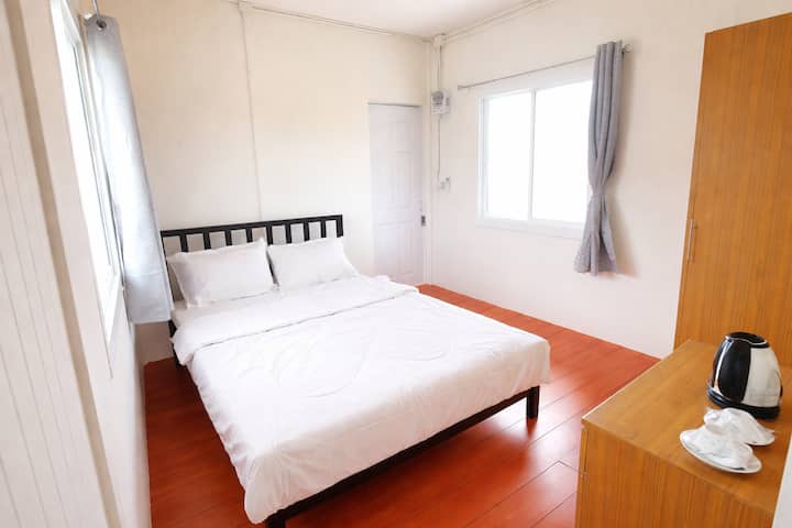 บ้านหลังน้อยริมสระในสวนดอกไม้ วิวพระใหญ่ 001 - Mueang Ang Thong District