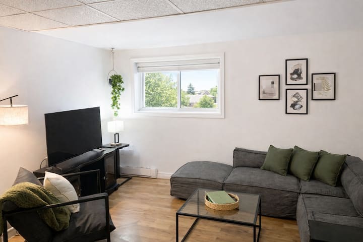 Downtown Retreat | Walk To Amenities + Fire Pit - Greater Sudbury